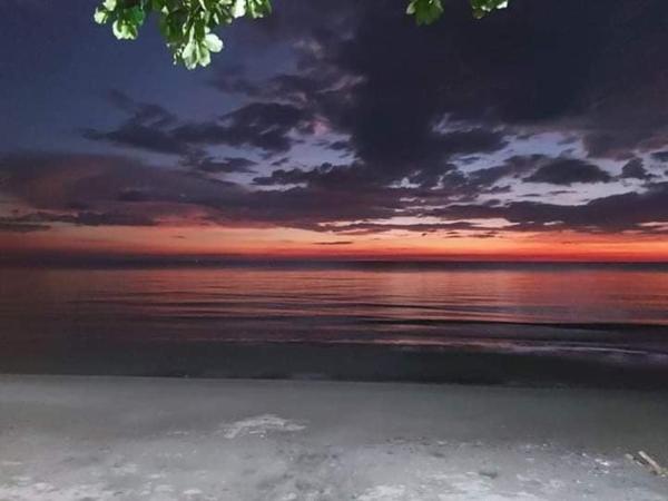 Bella's Beach Resort 2-bedroom Cottage 1 Large Bedroom With Aircon And 1 Small Maids Type Room With Fan - San Fernando