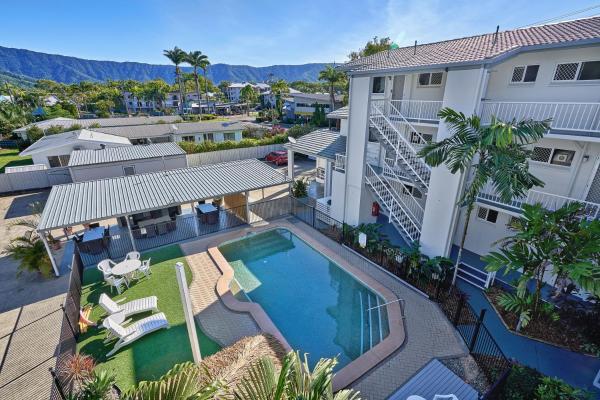 Cocos Holiday Apartments - Trinity Beach