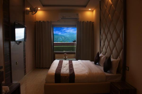 Hotel Ganga Heights At Harkipauri Road - Uttarakhand