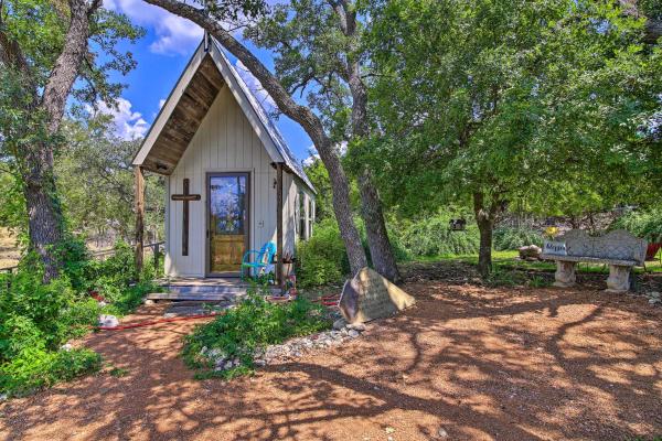 Cozy Texas Retreat W/ Patio, Grill & Fire Pit!