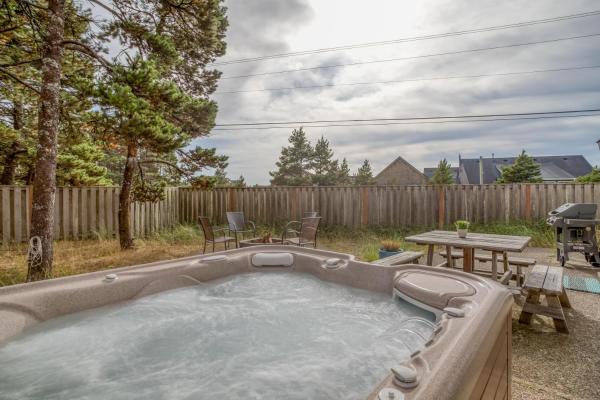 Beach Pine House - Meredith Lodging - Pacific City, OR