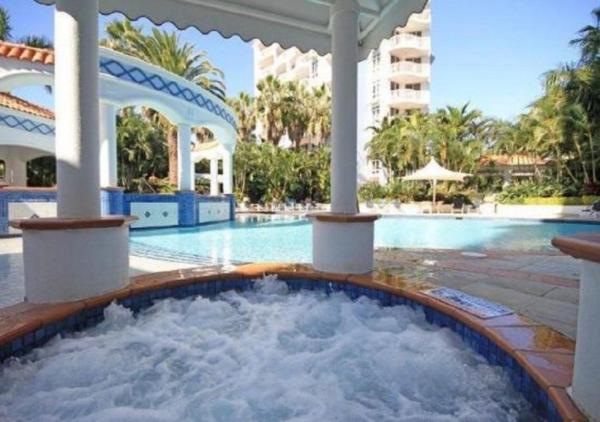 Charming Broadbeach Unit - Soothing Pool Views - Broadbeach