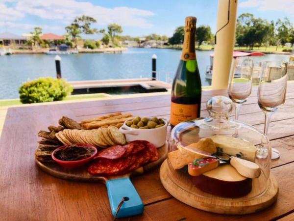 Canal Elegance In Yunderup - Pinjarra