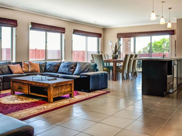 Valencia - Sleeps 12 - Victoria