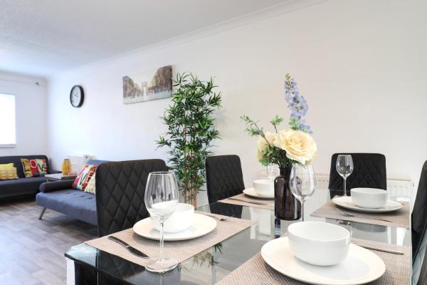 Skyvillion-stevenage Amazing 3bed House, Garden, Free Off Street Parking For 2 Cars, Wifi - Stevenage