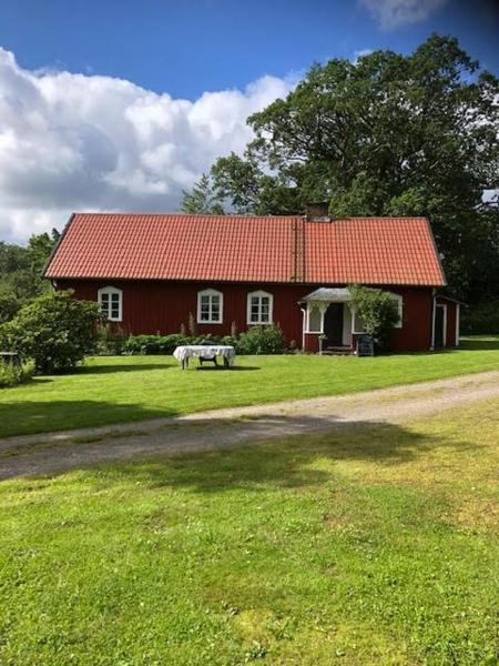 Charmig Hallandslänga Nära Ullared - Båstad