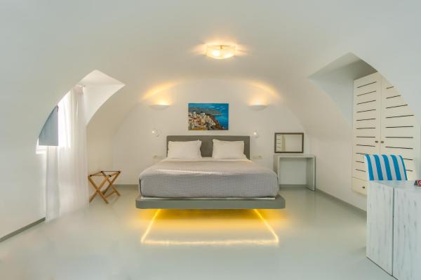 Central Fira Suites - Santorini