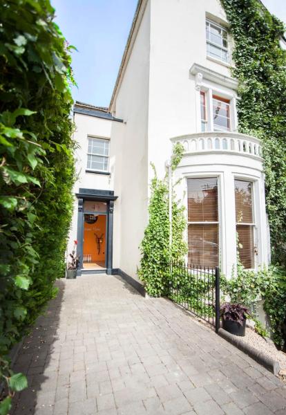 Higgihaus #46 2-4 Bed Small Groups Hip Location Sleeps 4 - 10 - Bristol