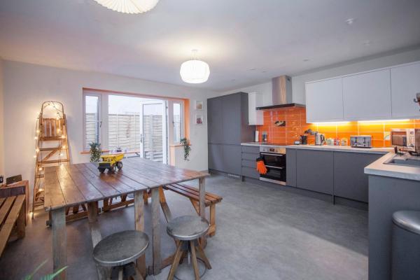 Higgihaus #3b 2-3 Bed Small Groups Hip Location Sleeps 4-8 - Bristol