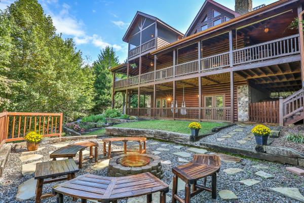 Chateau Relaxeau Breathtaking Spacious Mountain Home On Paved Road - Mineral Bluff, GA