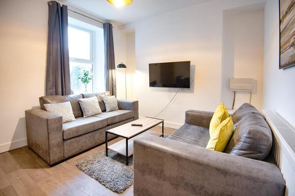 5 Bed - 2 Bathrooms - Ideal For Work Crews - Wales