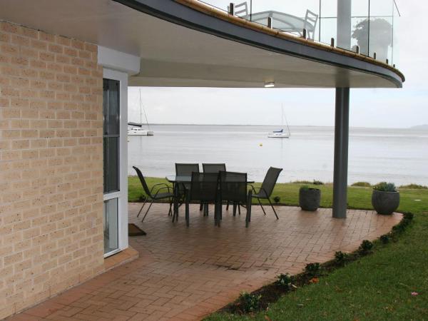The Clippers 1 Fabulous Waterfront Unit - Lemon Tree Passage