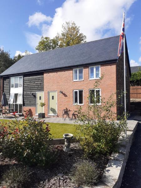2 Bear Barns - Rhayader