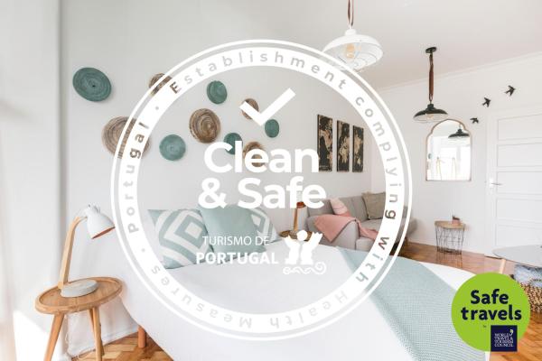 Stroll To Coffee Shops Near A Renovated Hillside Apartment In Graça - Almada