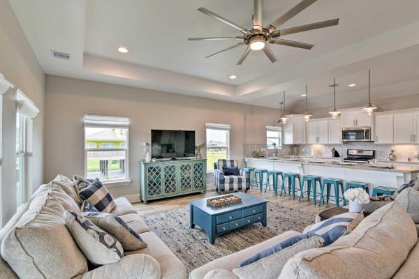 Deck And Ocean Views Home In Crystal Beach! - Crystal Beach, TX