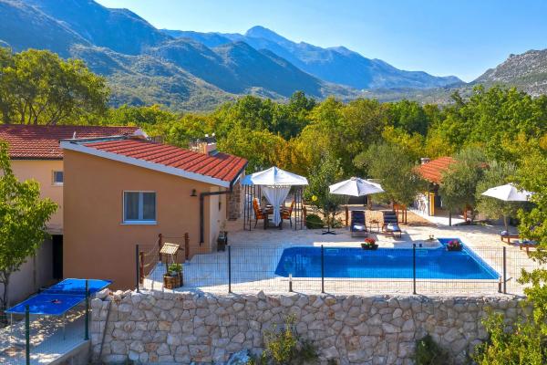 Villa Melita - Heated Pool Within Nature Park - Makarska Riviera