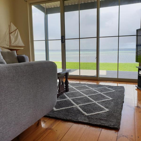 Blue Seas Provides Absolute Beach Front In The Heart Of Tumby Bay - Tumby Bay