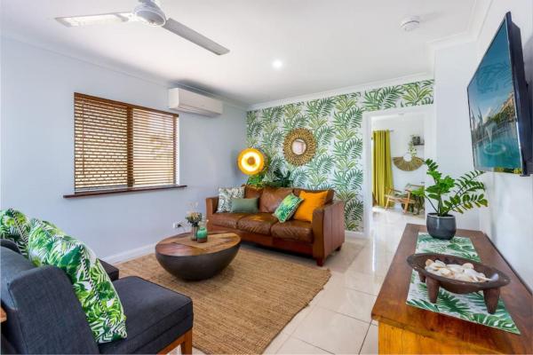 'Kookaburra' At Savannah House - Cairns