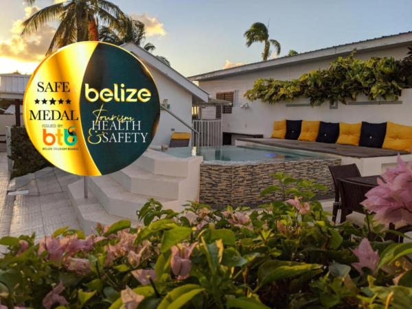 Villa Boscardi - Deluxe King Room - Breakfast Included - Belize