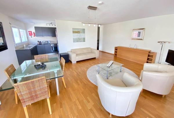 Modern, Bright And Spacious 3 Bedrooms 2 Bathrooms - Lake Geneva