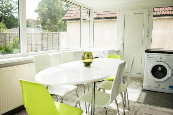 Detached 4 Bed 2 Bath Big Parking Spaces Nr Gatwick - Dorking