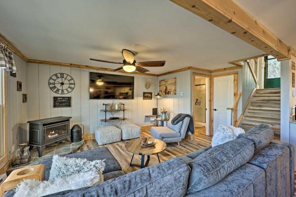 1 Mi To Skiing Beech Mountain Condo With Fireplace! - North Carolina