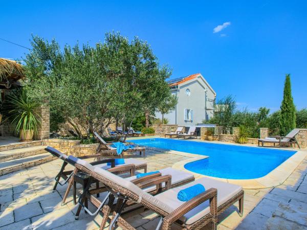 Apartment In Murter With Pool & Bubble Bath - Murter-Kornati