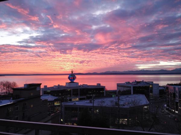 Top Floor Water View Oasis Near Space Needle & Cruise - Seattle, WA