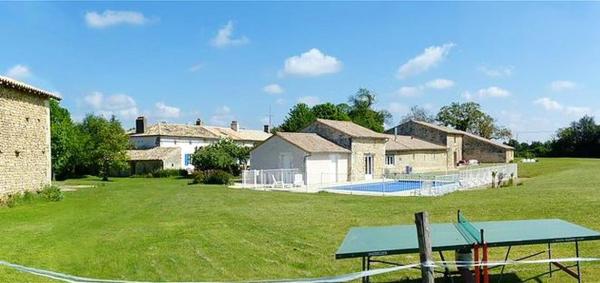 Maison Charmante à Saint-vincent-la-châtre Avec Piscine Partagée - Melle, France