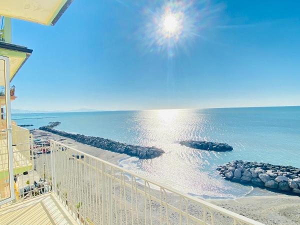 Sea View Apartment 5 Mt From The Beach - Salerne