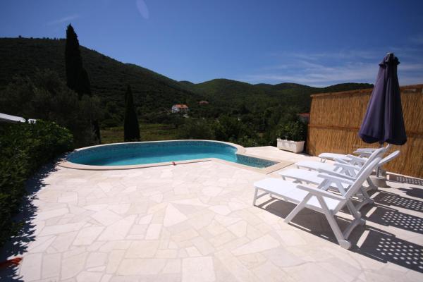 Spacious Apartment In ŽRnovo With Shared Pool 100 M² - Korčula