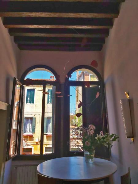 Gorgeous Venetian Apartment With Canal View - Venice Marco Polo Airport (VCE)