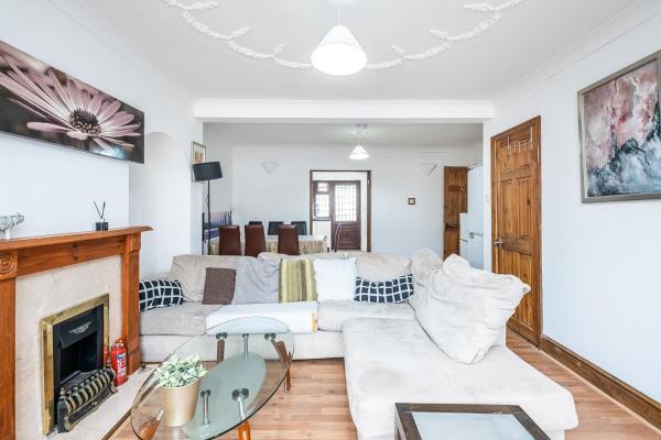 Dagenham Self Catering 4bedhouse Sleeps Up To 8 With Free Wifi And Free Parking - Ilford