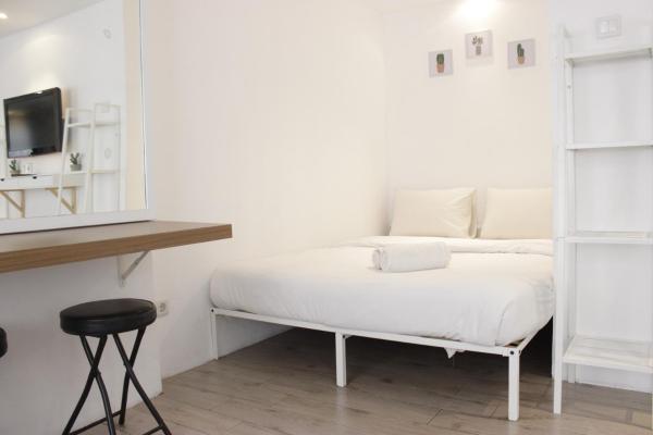 Modern Chic Studio Room At Grand Asia Afrika Apartment By Travelio - Bandung