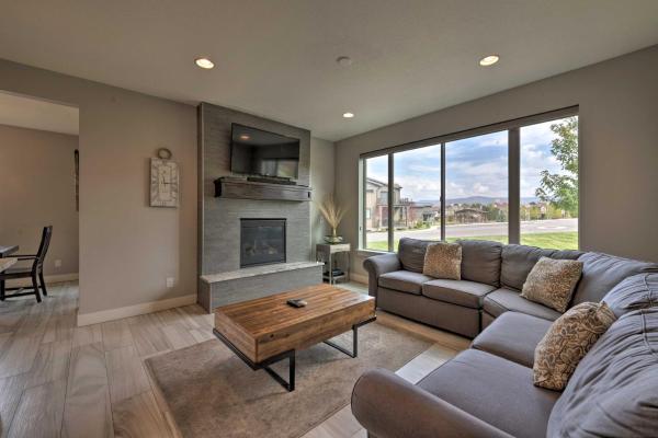 Modern Huntsville Resort Retreat W/ Deck & Hot Tub - Huntsville, UT