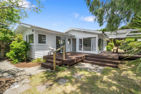 Blue Gate Cottage - Waikanae Beach Holiday Home - Paraparaumu