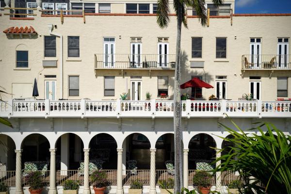 Palm Beach Hotel With Juliette Balconies! 2 Blocks From Beach! Historic Landmark - Palm Beach, FL