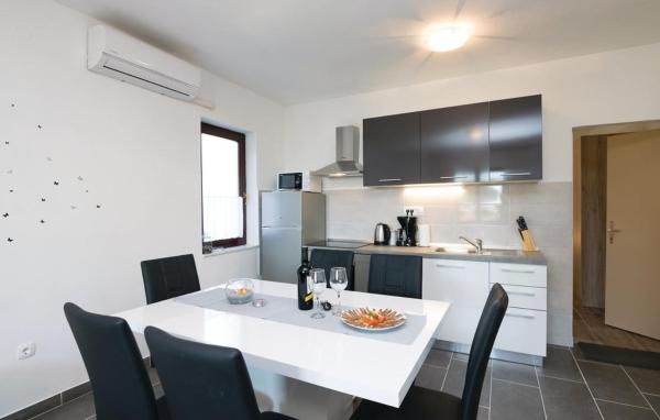 Apartment (2) By The Sea With Free Parking - Sali