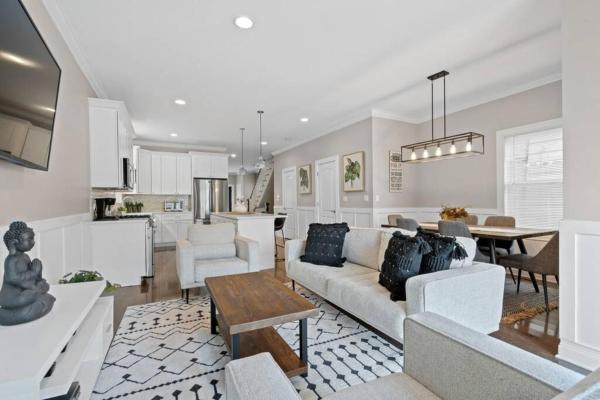Luxe 6br House Trendy Logan Square Garage Access - Chicago, IL