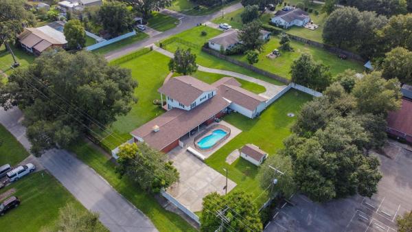 A Large Tropical Estate With 2 Acres Of Space Home - Plant City, FL