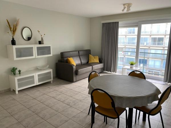 Appartement Met Aparte Slaaphoek, Garage En Balkon - Middelkerke
