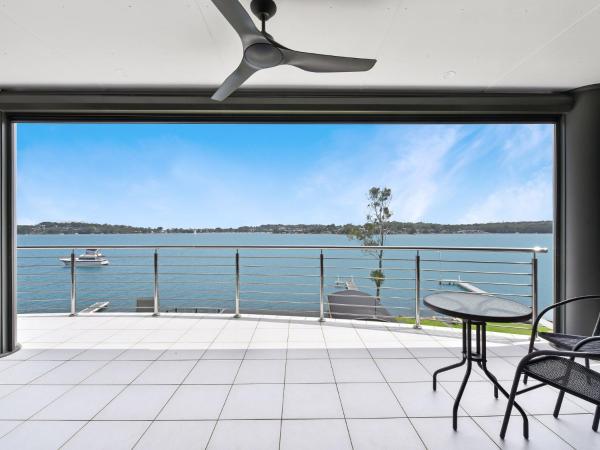Sealand Lake House Stunning Absolute Waterfront - Belmont