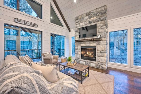 Modern Cabin W/ Hot Tub: 1 Mi From Hochatown! - Hochatown, OK