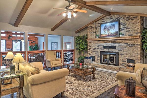 Waterfront Hollister Retreat With Dock And Game Room! - Branson, MO
