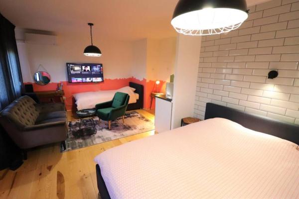 Room Emma,between Bus And Train Station,netflix,speed Wi-fi - Zagreb