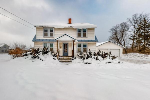 Pineapple Paradise - Waterbury Village Historic District