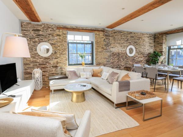 9 The Pottery - Dartmouth