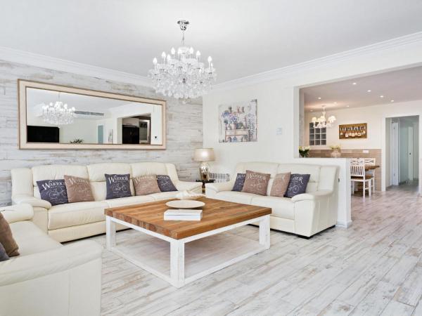 Sitges Spaces Mediterranean Apartments 5 Bedrooms, 4 Bathrooms, 75m2 Terrace, Centre Sitges- Sleeps 11 - Sitges