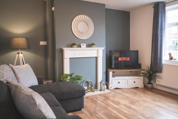 Stunning 3-bed House In Chester By 53 Degrees Property, Ideal For Contractors & Families, Free Parking - Sleeps 7 - Chester, UK