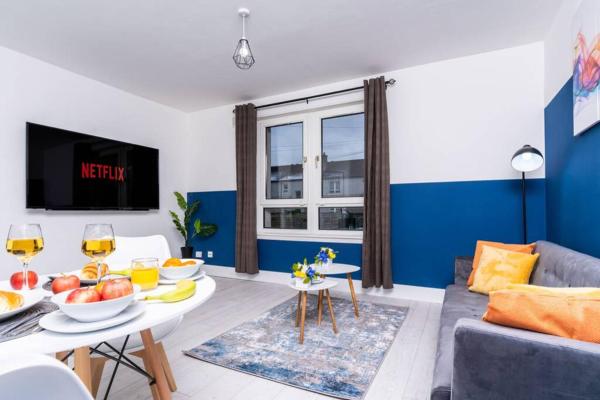 Cheerful 2 Bedroom Homely Apartment, Sleeps 4 Guest Comfy, 1x Double Bed, 2x Single Beds, Free Parking, Free Wifi, Suitable For Business, Leisure Guest, Contractors, Qe Hospital, Glasgow, Near Airport & City Centre - Glasgow